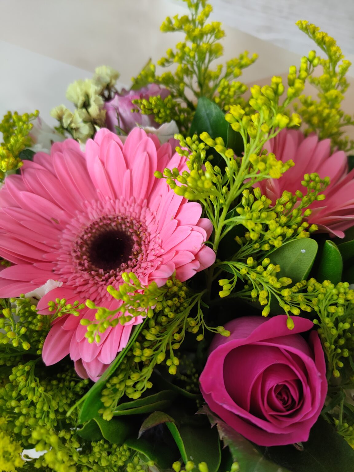 Bouquet con rosas y gerberas lila y rosa - Florería Briceida - Cd ...