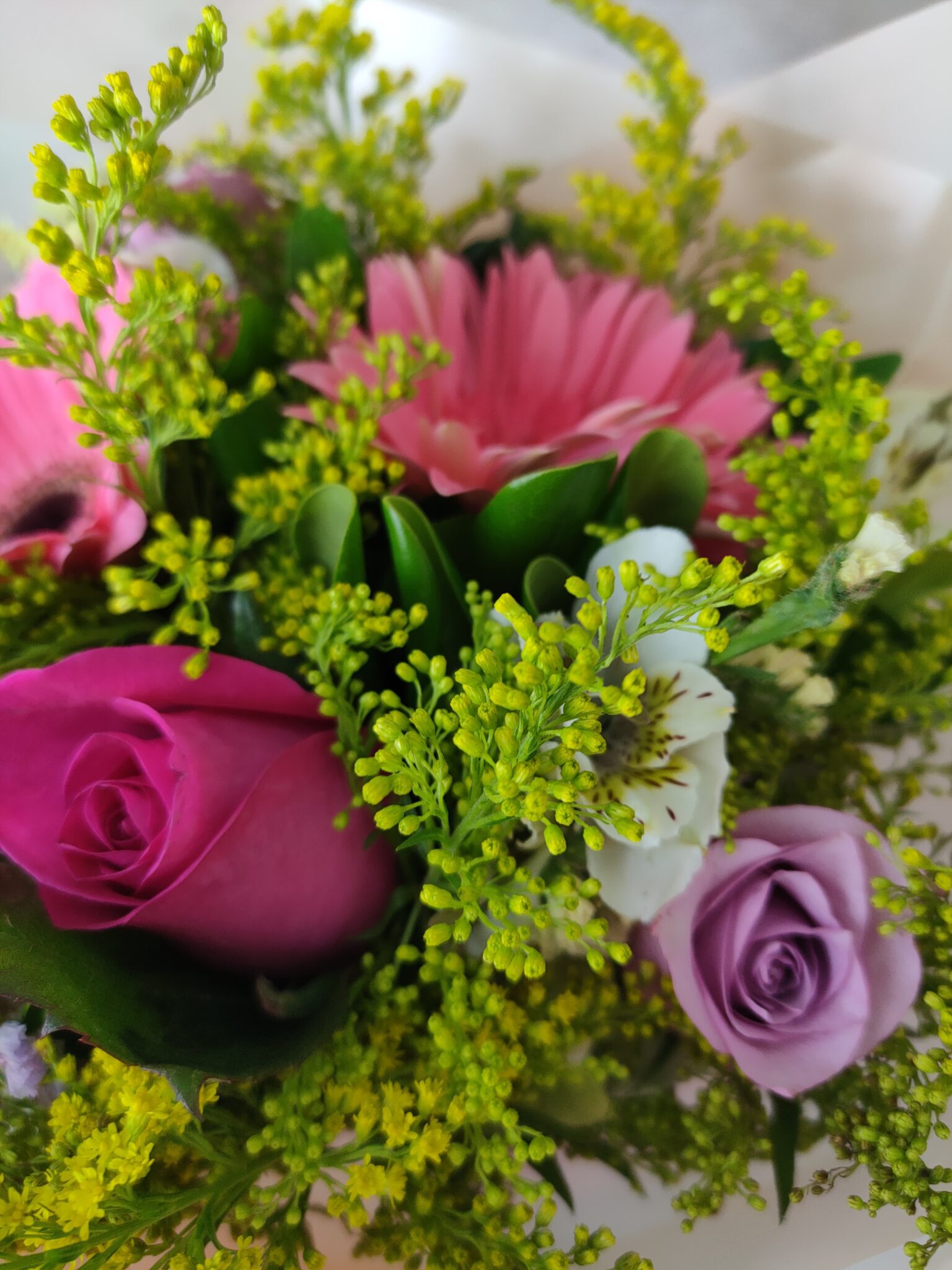 Bouquet con rosas y gerberas lila y rosa - Florería Briceida - Cd ...