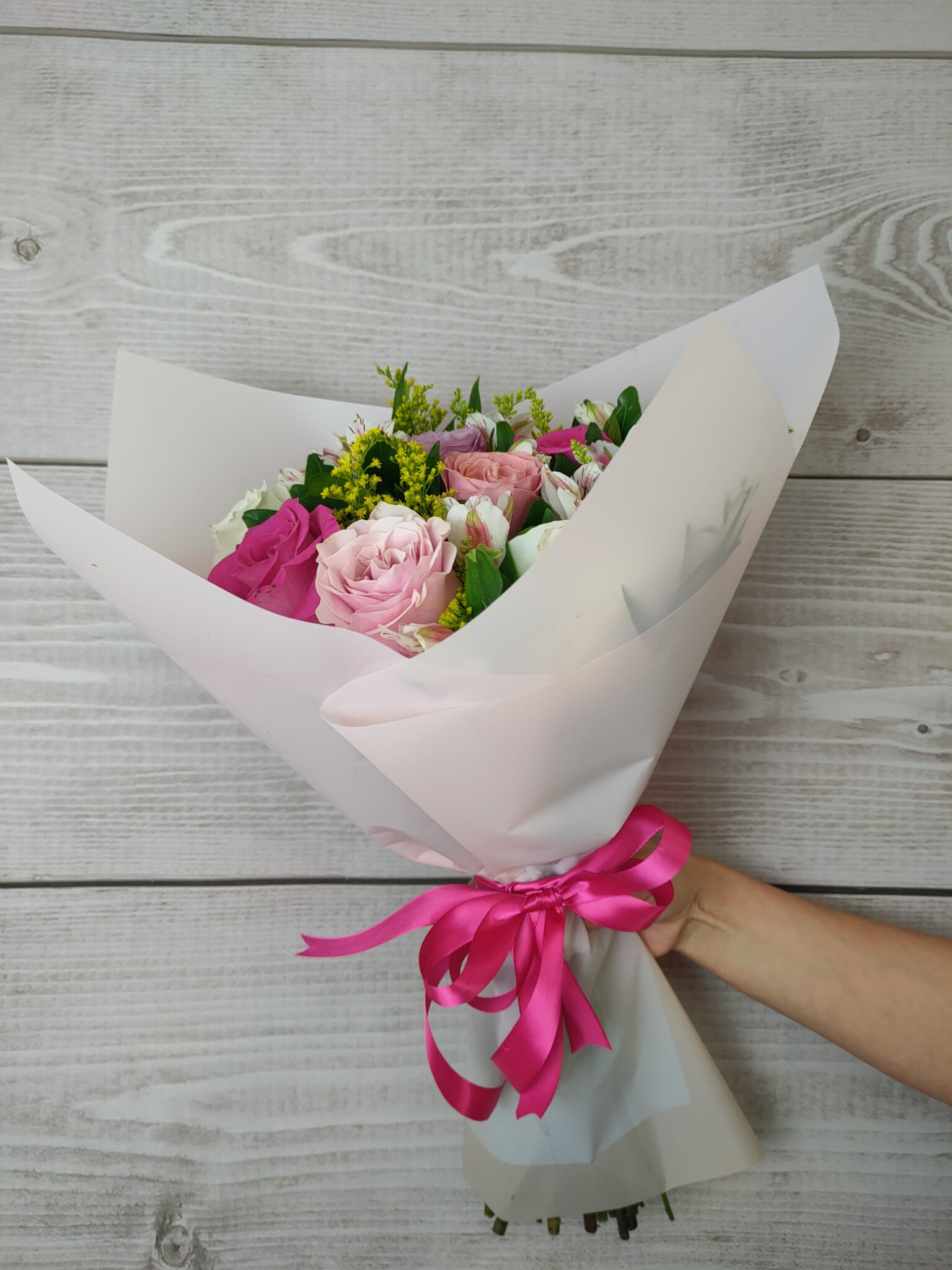 Bouquet con 12 rosas de colores en tonos rosas y blancos - Florería ...